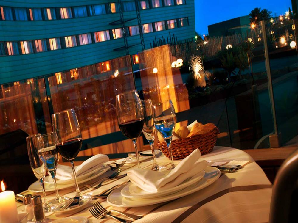 restaurant-at-night-min